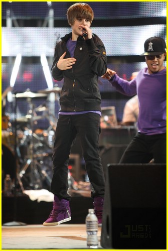 Selena Gomez & Justin Bieber Rock the Houston Rodeo | Photo 362973 ...