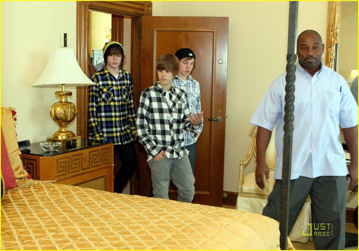 Justin Bieber Finds A Little Bit of Paradise | Photo 367057 - Photo ...