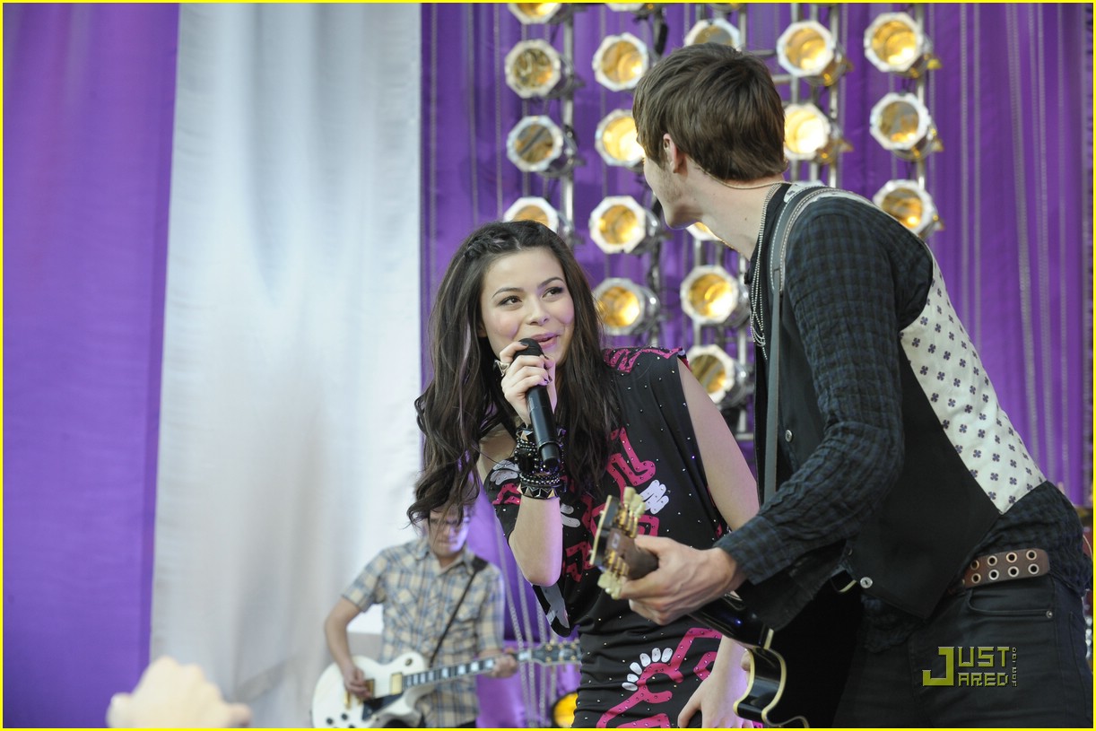 Miranda Cosgrove is 'Kissin U' at the KCAs 2010 | Photo 365549 - Photo ...