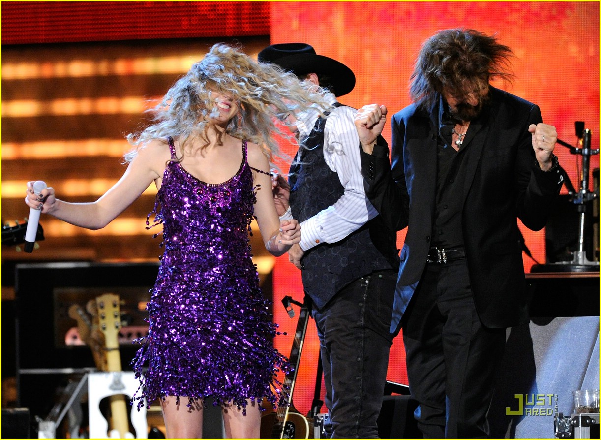 Full Sized Photo of taylor swift last rodeo 17 | Taylor Swift Plays The ...