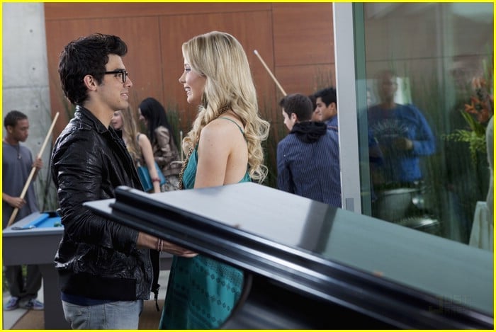 Full Sized Photo of emma roberts jonas la first look 05 | Emma Roberts ...