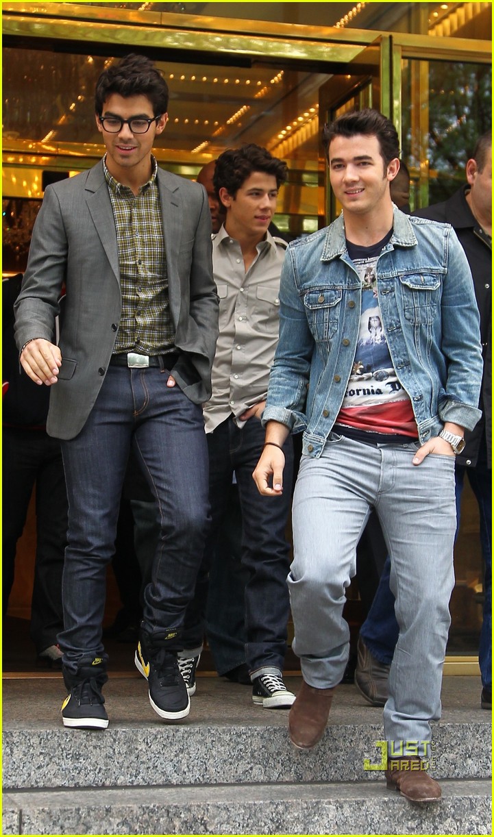 Jonas Brothers Pucker Up, Pinch Themselves! | Photo 370511 - Photo ...