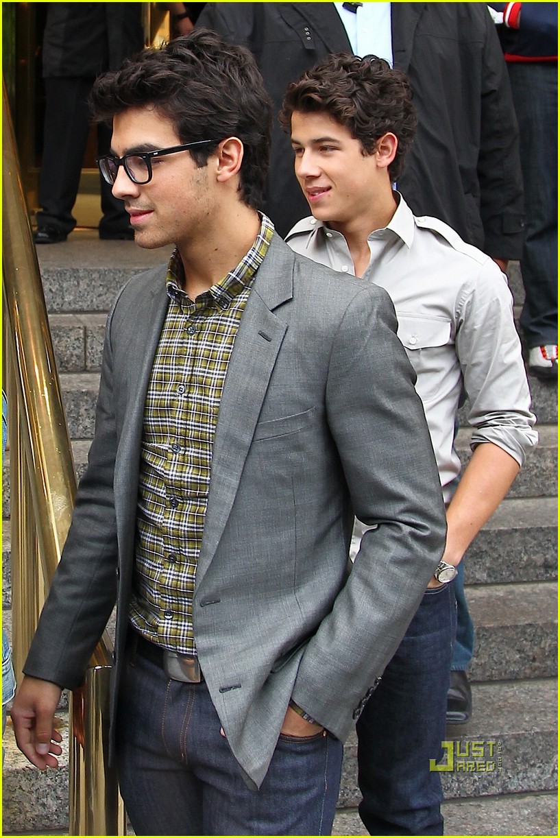 Jonas Brothers Pucker Up, Pinch Themselves! | Photo 370512 - Photo ...
