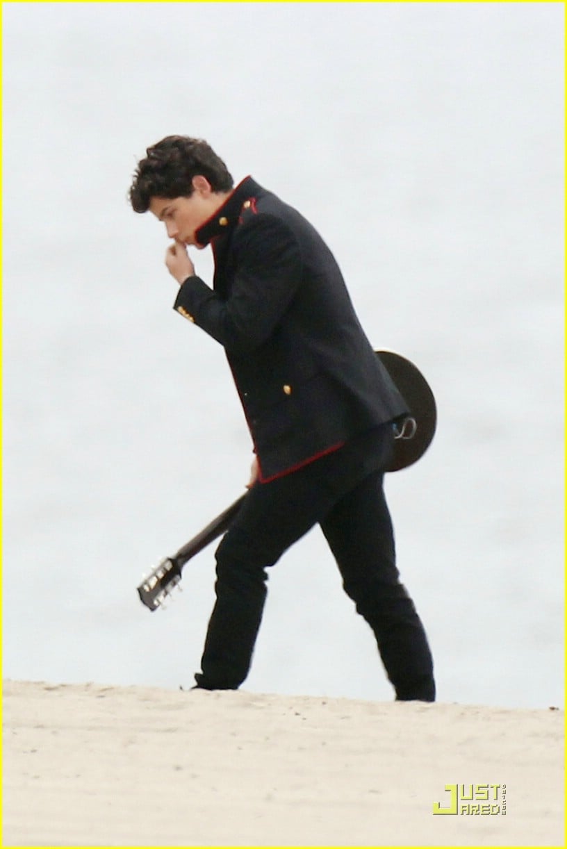 Nick Jonas' Beach Ballad | Photo 369127 - Photo Gallery | Just Jared Jr.