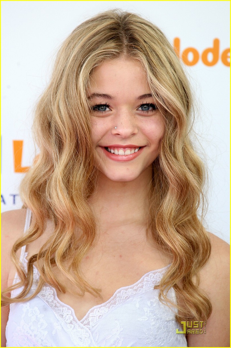 Sasha Pieterse is Purple Carpet Pretty | Photo 405301 - Photo Gallery ...
