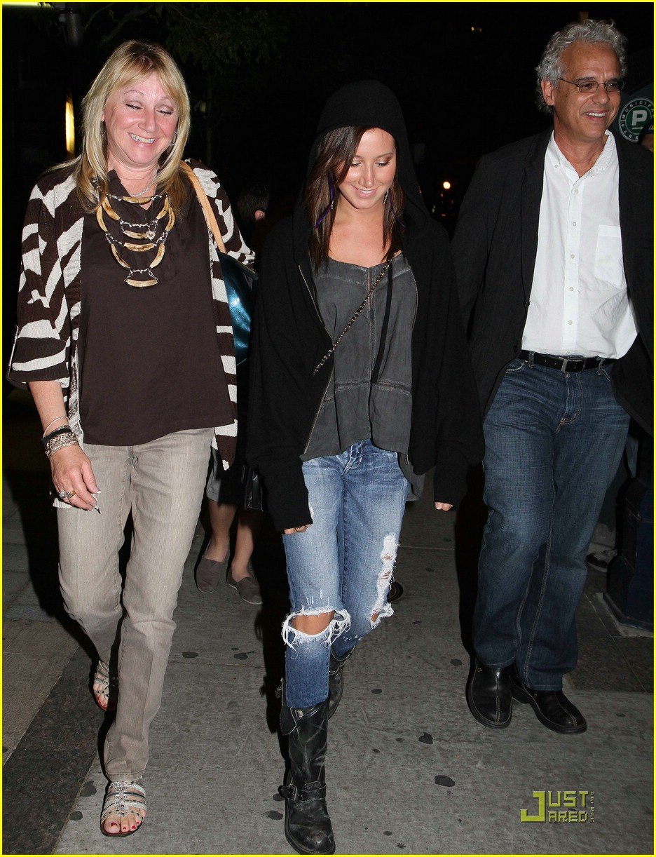 Ashley Tisdale & Austin Butler: Dinner Duo | Photo 371754 - Photo ...