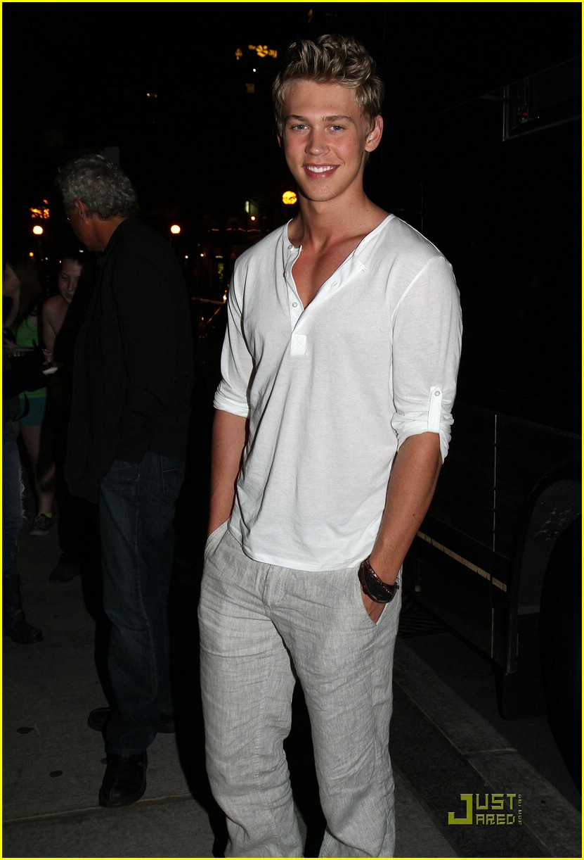 Ashley Tisdale & Austin Butler: Dinner Duo | Photo 371756 - Photo ...