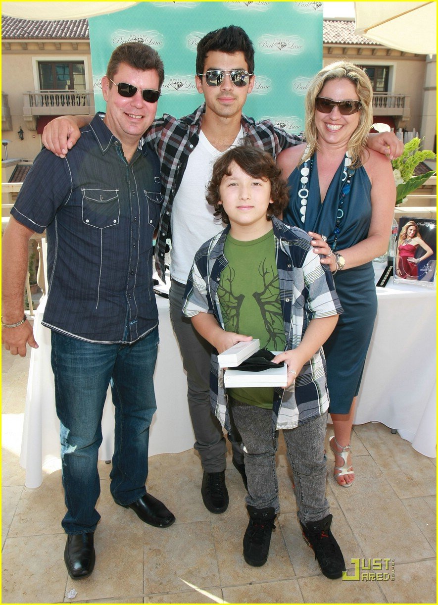 Joe & Frankie Jonas Go Gifting | Photo 372298 - Photo Gallery | Just ...