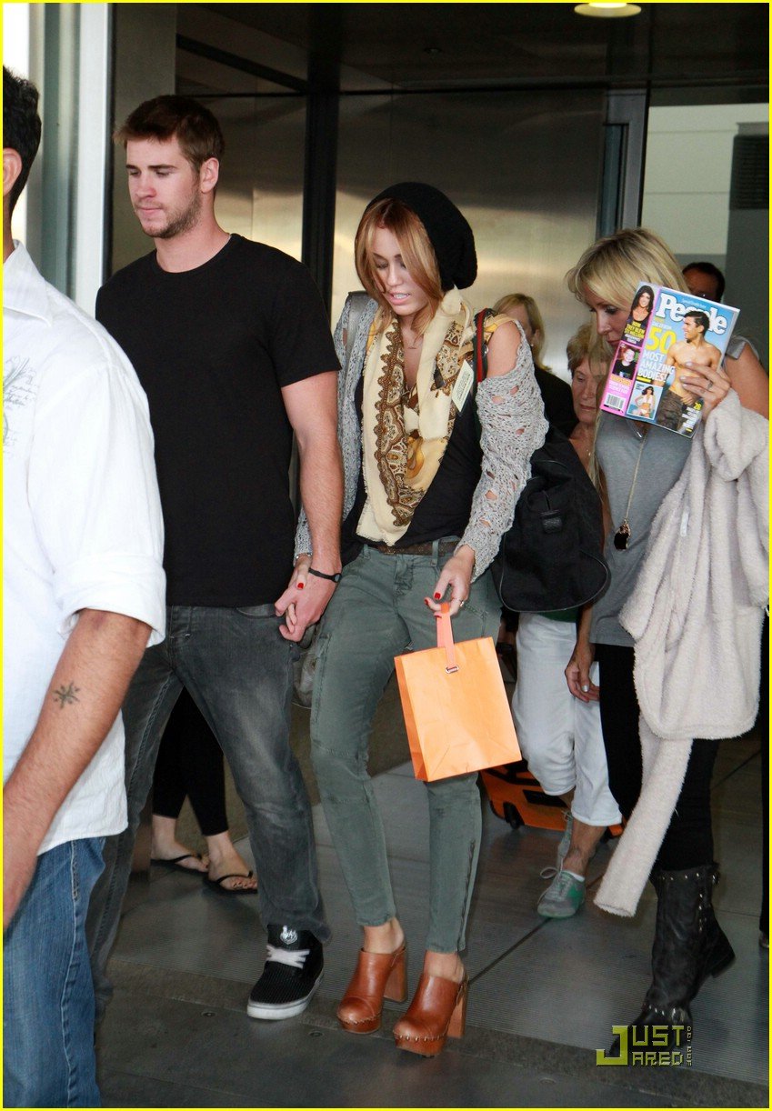 Full Sized Photo of miley cyrus toronto arrival 02 | Miley Cyrus ...