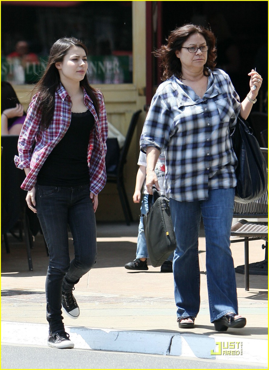 Full Sized Photo of miranda cosgrove wrong side driving 03 | Miranda ...