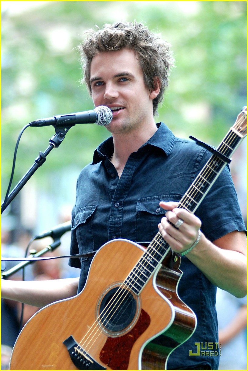 Tyler Hilton Checks Out Chicago | Photo 375845 - Photo Gallery | Just ...