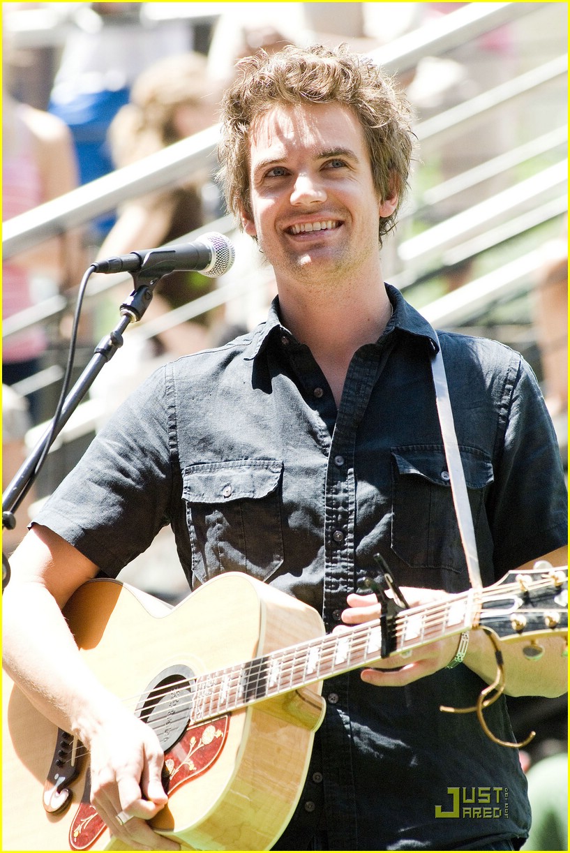 Tyler Hilton Checks Out Chicago | Photo 375853 - Photo Gallery | Just ...