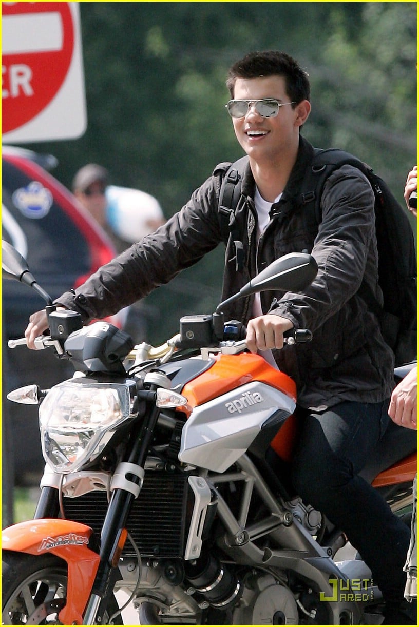 Taylor Lautner is a Motorcycle Man | Photo 377793 - Photo Gallery ...