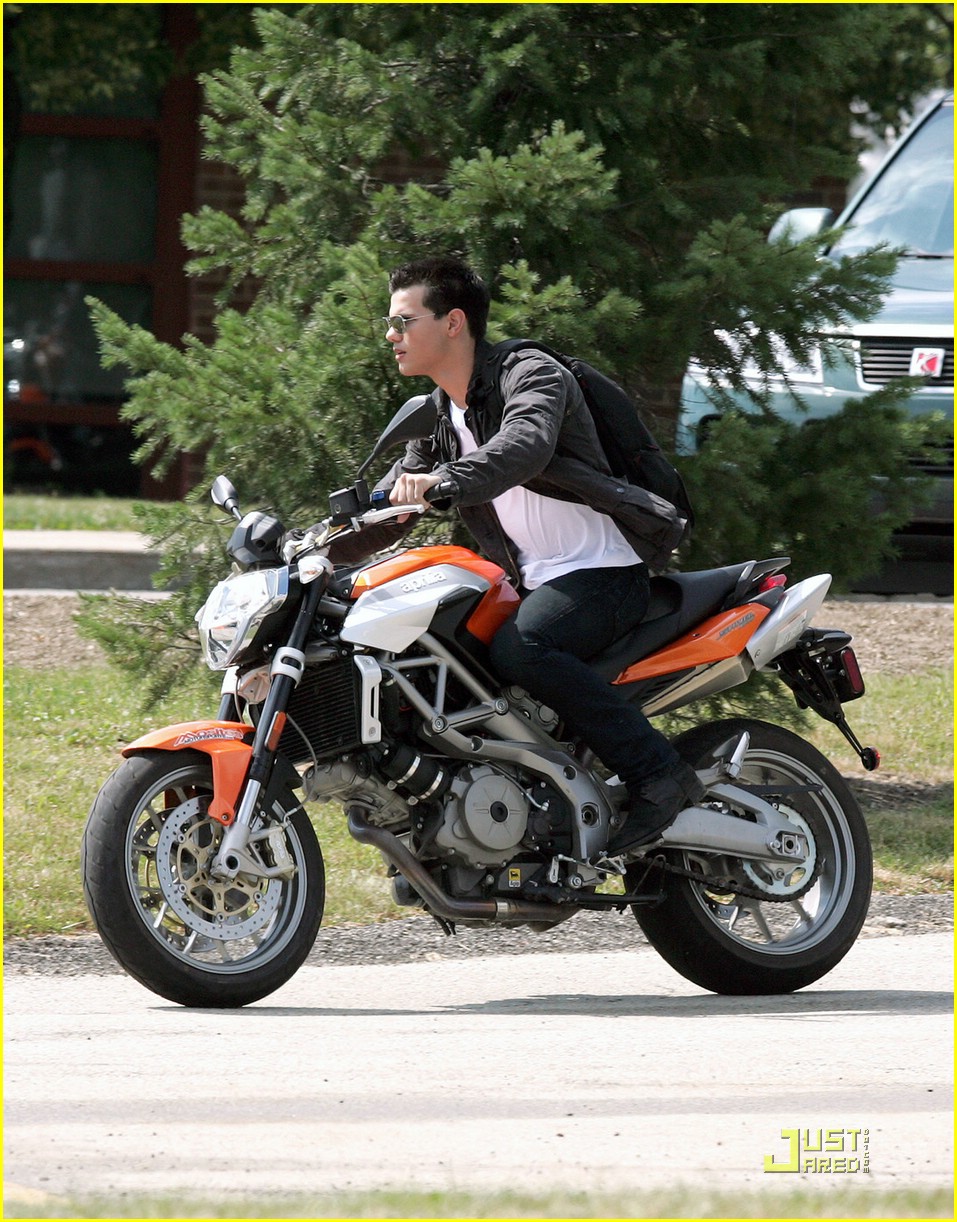 Taylor Lautner is a Motorcycle Man | Photo 377794 - Photo Gallery ...