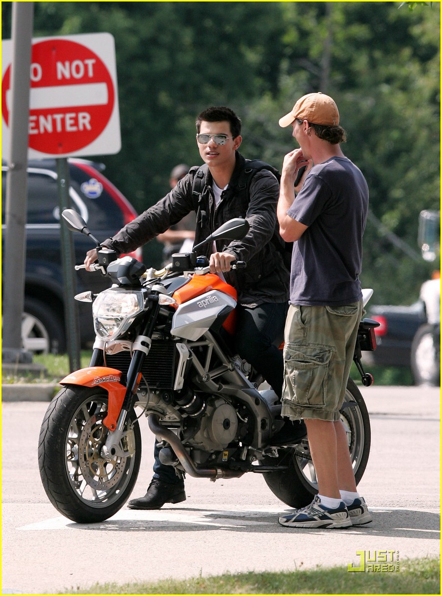 Taylor Lautner is a Motorcycle Man | Photo 377795 - Photo Gallery ...