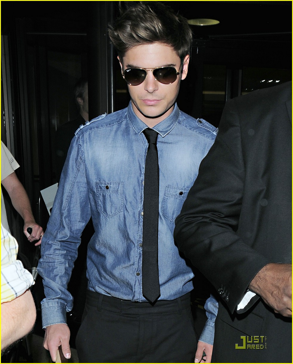 Zac Efron Sees The Light | Photo 379720 - Photo Gallery | Just Jared Jr.