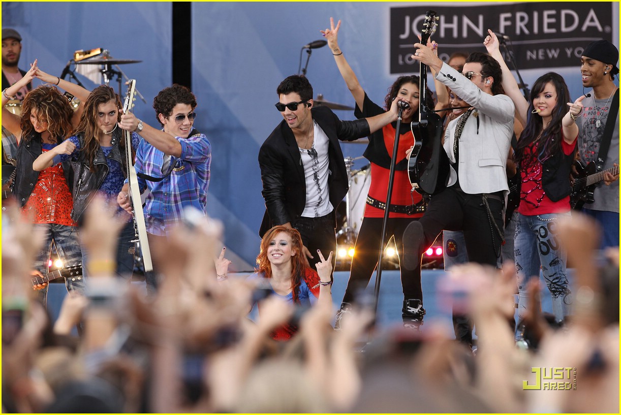 Camp Rock 2 Cast Rocks Out Rumsey Playfield | Photo 381854 - Photo ...