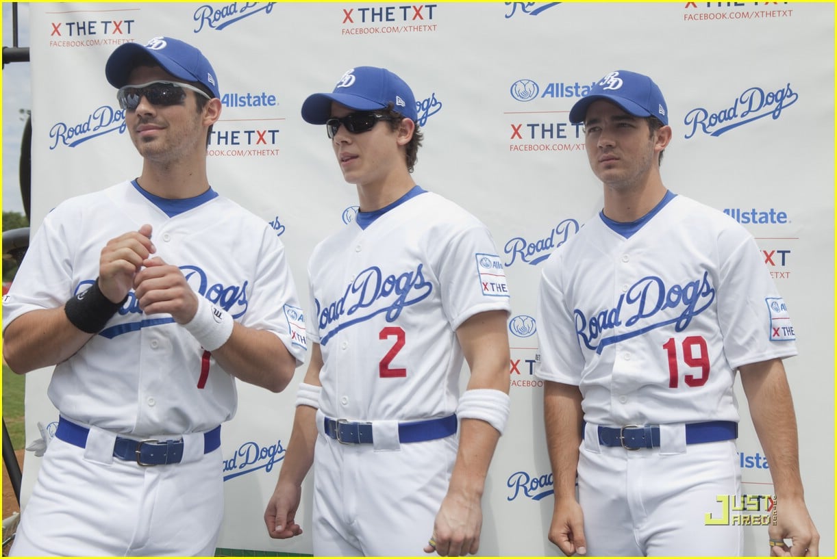 Jonas Brothers: Road Dogs BEAT the Goats! | Photo 381920 - Photo ...
