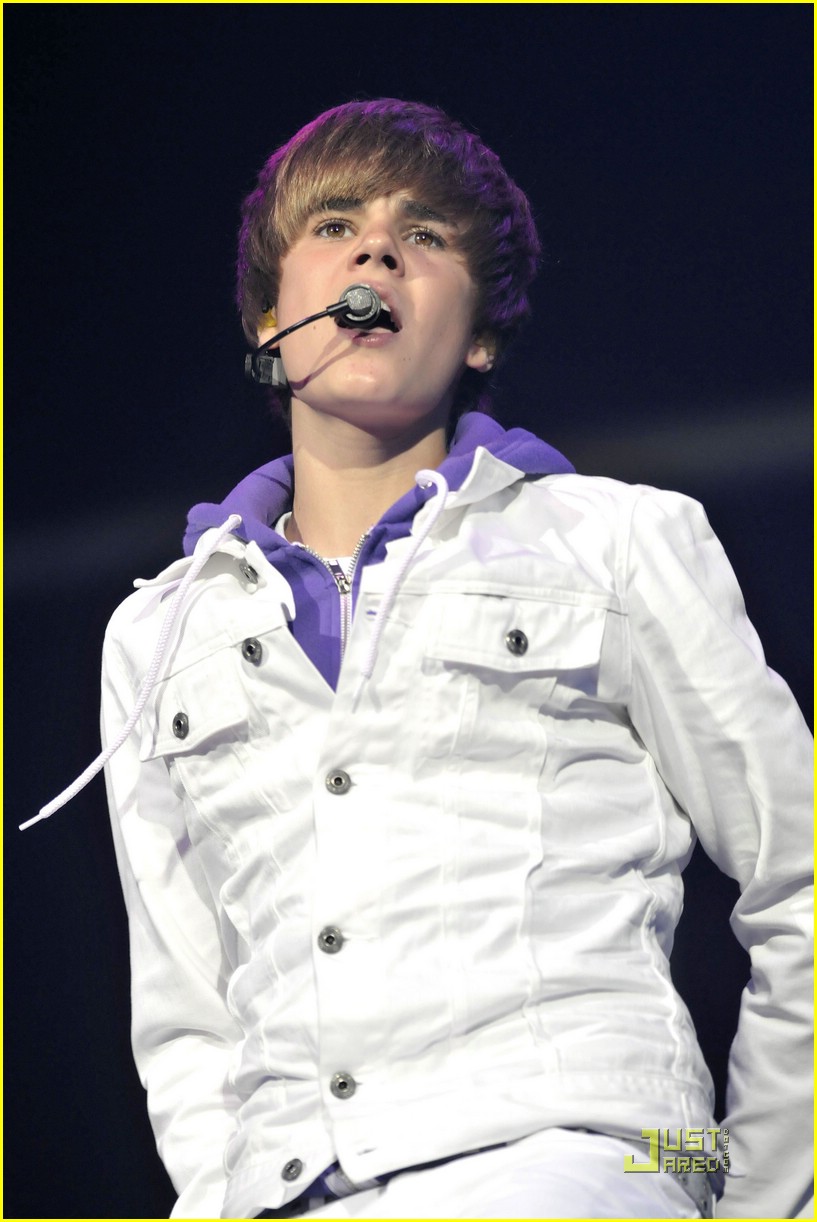 Justin Bieber & Jessica Jarrell Go 'Overboard' | Photo 382772 - Photo ...