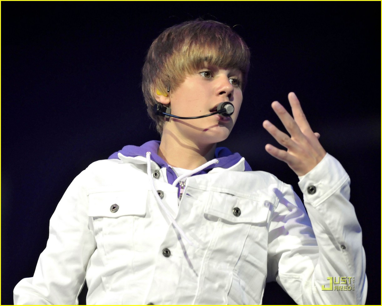 Justin Bieber & Jessica Jarrell Go 'Overboard' | Photo 382780 - Photo ...