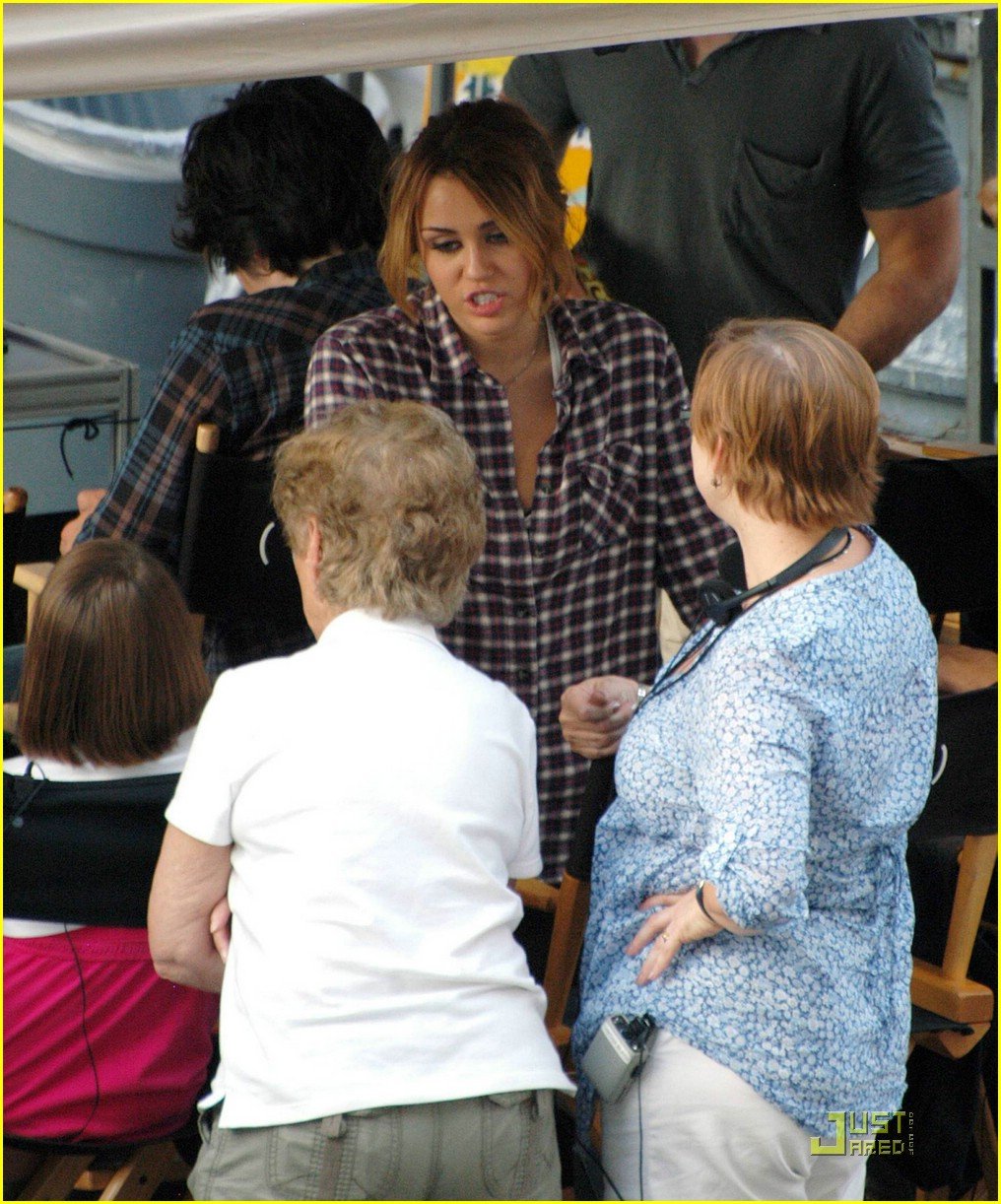 Miley Cyrus: Hugs on the L.O.L. Set | Photo 383116 - Photo Gallery ...
