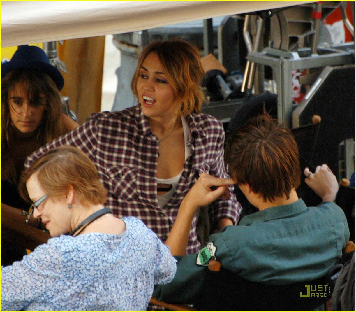 Miley Cyrus: Hugs on the L.O.L. Set | Photo 383120 - Photo Gallery ...