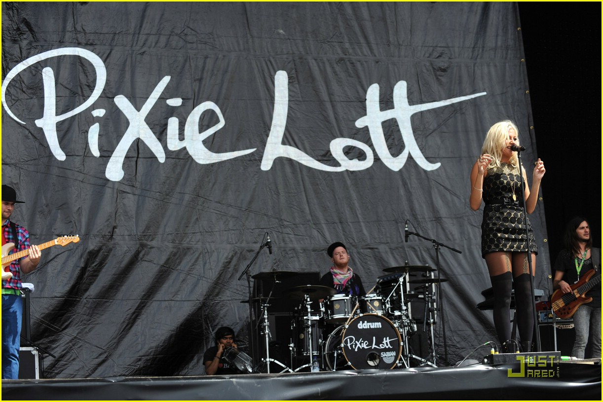 Pixie Lott Takes it 'Easy' at the V Festival | Photo 382831 - Photo ...