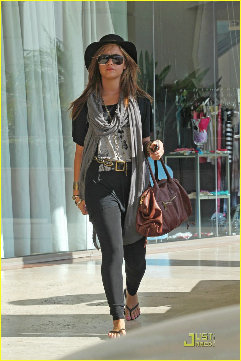 Demi Lovato: Urban Outfitter Lover! | Photo 386596 - Photo Gallery ...