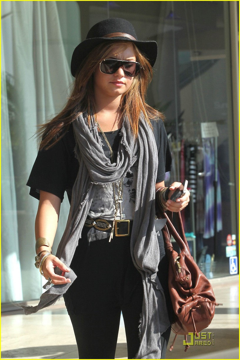 Demi Lovato: Urban Outfitter Lover! | Photo 386603 - Photo Gallery ...