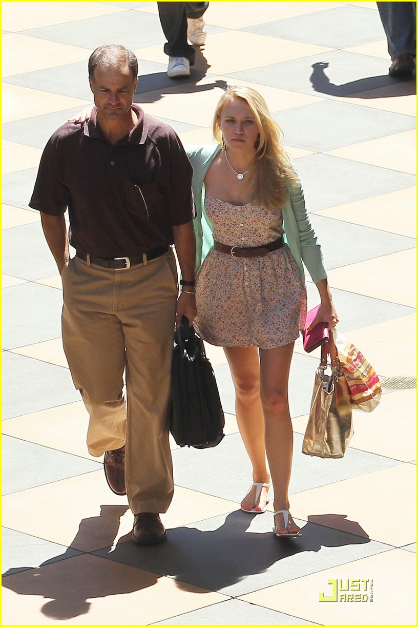 Emily Osment: Cheesecake Factory Friday | Photo 384086 - Photo Gallery ... Emily Osment: Cheesecake Factory Friday | Photo 384086 - Photo Gallery ...