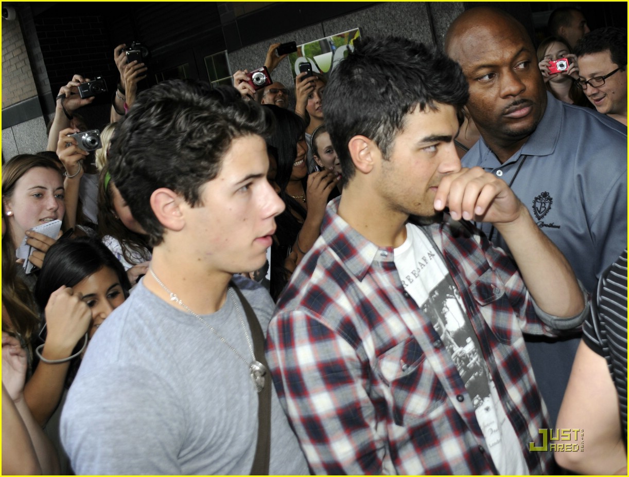 The Jonas Brothers are Montreal Men | Photo 384227 - Photo Gallery ...