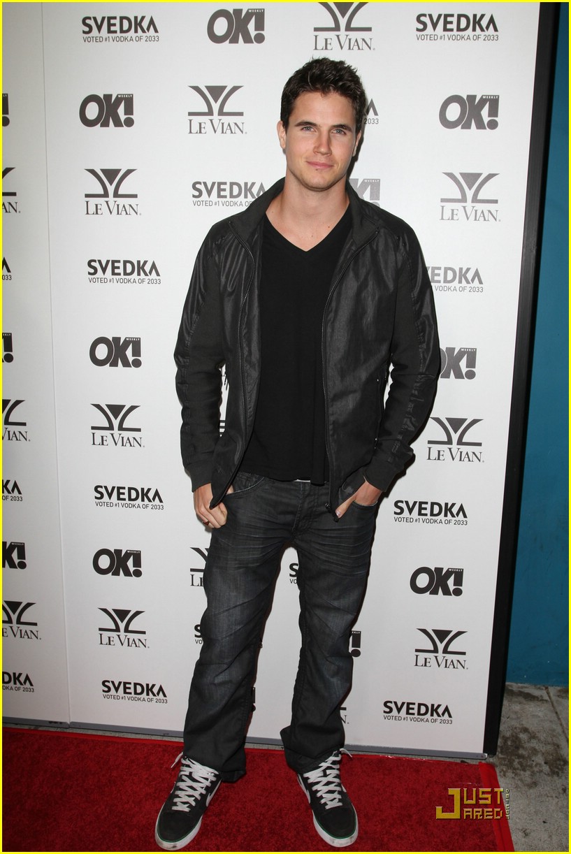 Robbie Amell & Italia Ricci are an OK Couple | Photo 383963 - Photo ...