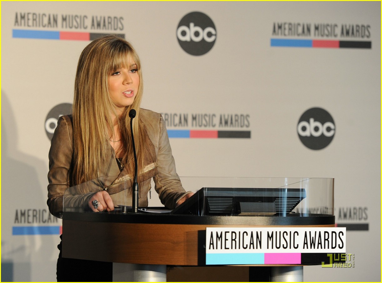 Jennette McCurdy: AMA Announcer with Demi Lovato! | Photo 389846 ...