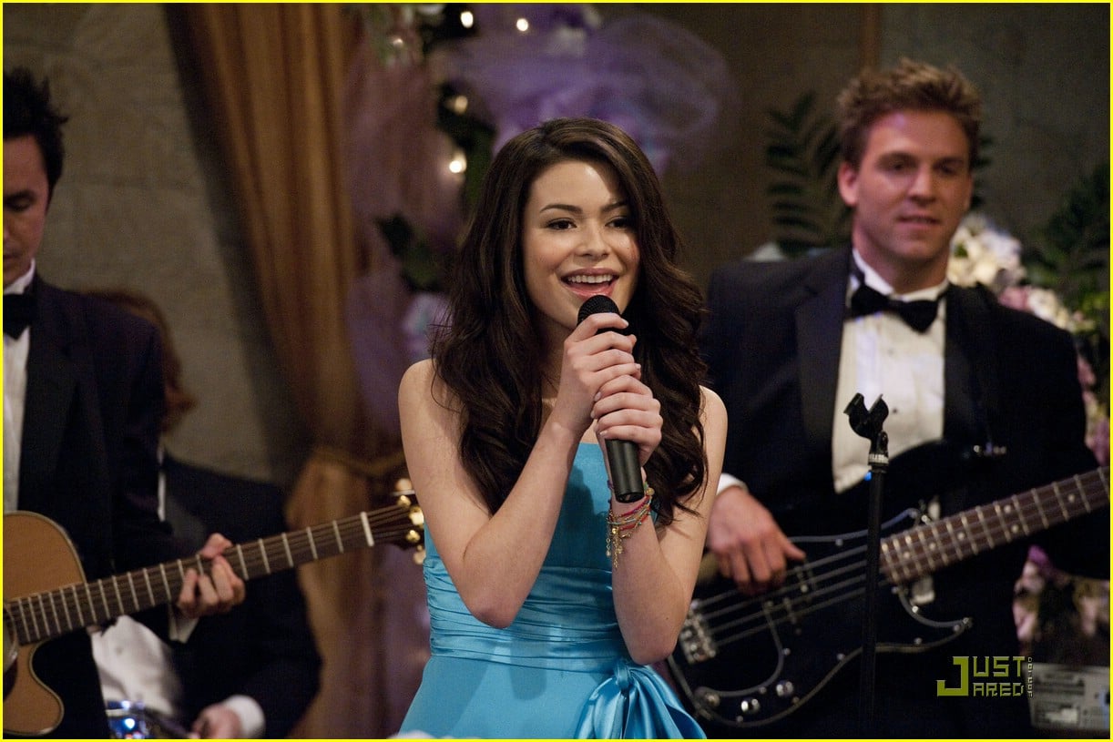Miranda Cosgrove Sings 'Shakespeare' on iCarly | Photo 389169 - Photo ...