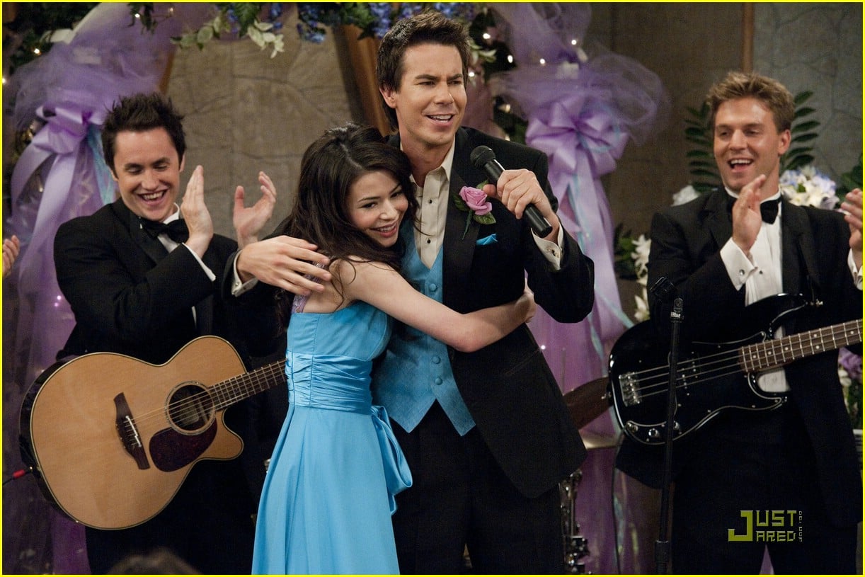 Miranda Cosgrove Sings 'Shakespeare' on iCarly | Photo 389172 - Photo ...