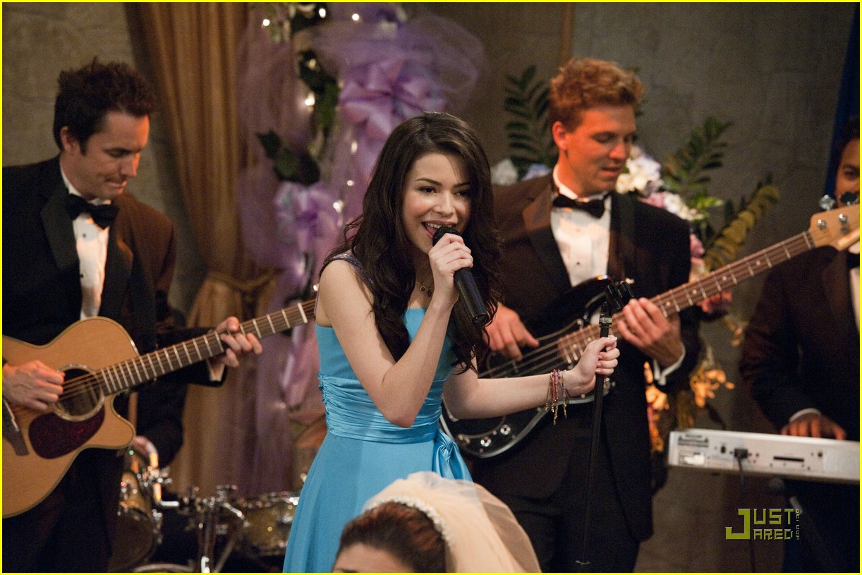 Miranda Cosgrove Sings 'Shakespeare' on iCarly | Photo 389174 - Photo ...