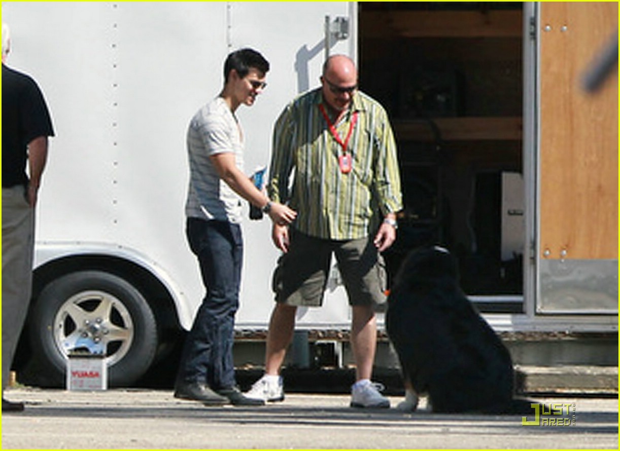 Taylor Lautner & Robert Pattinson: 'Breaking Dawn' Baton Rouge Set ...