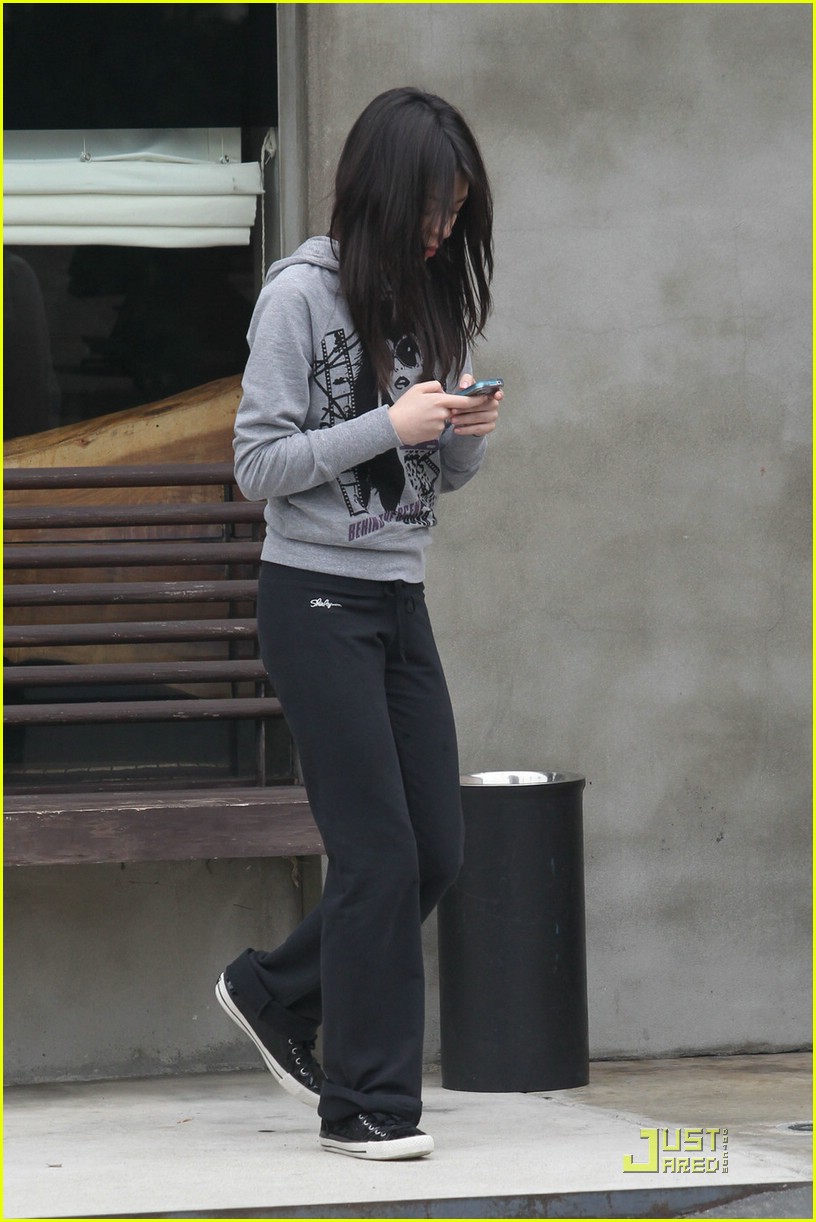 Miranda Cosgrove Yoga Pants