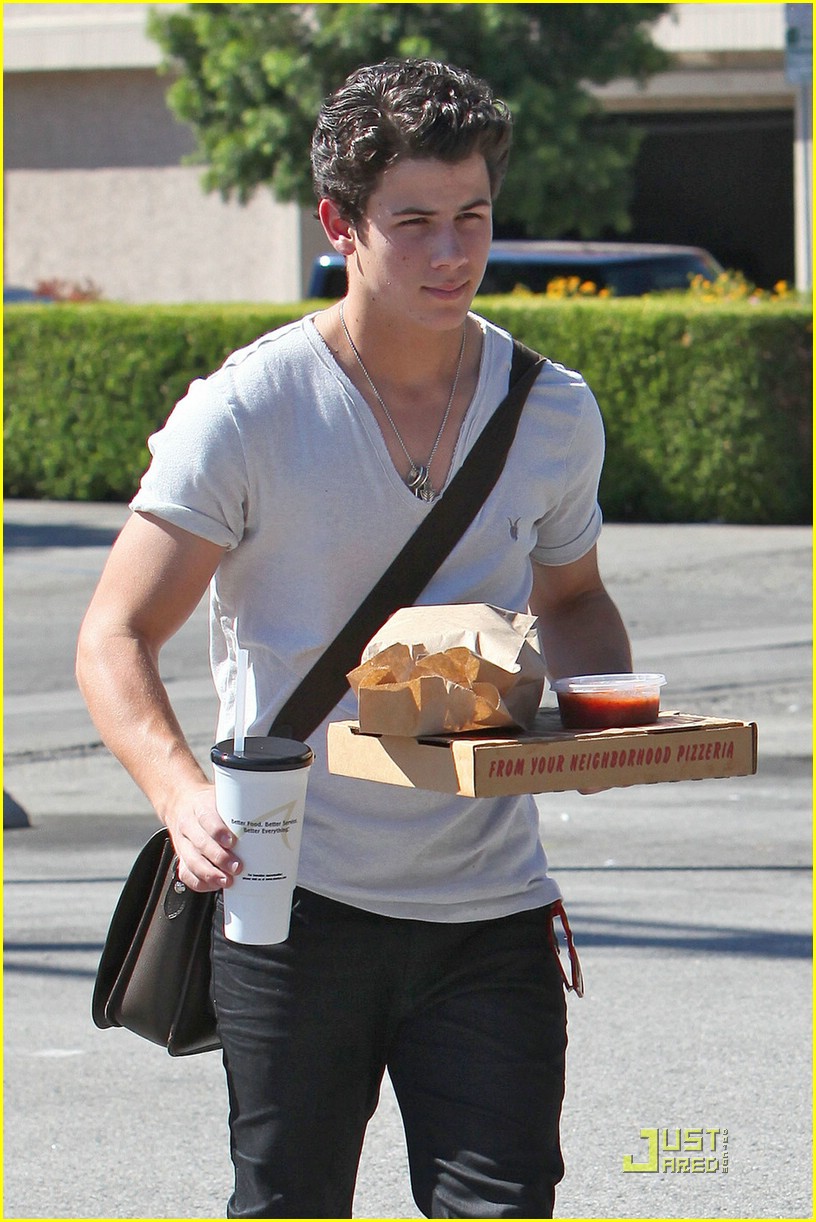 Nick Jonas is a Pizza Person | Photo 389718 - Photo Gallery | Just ...