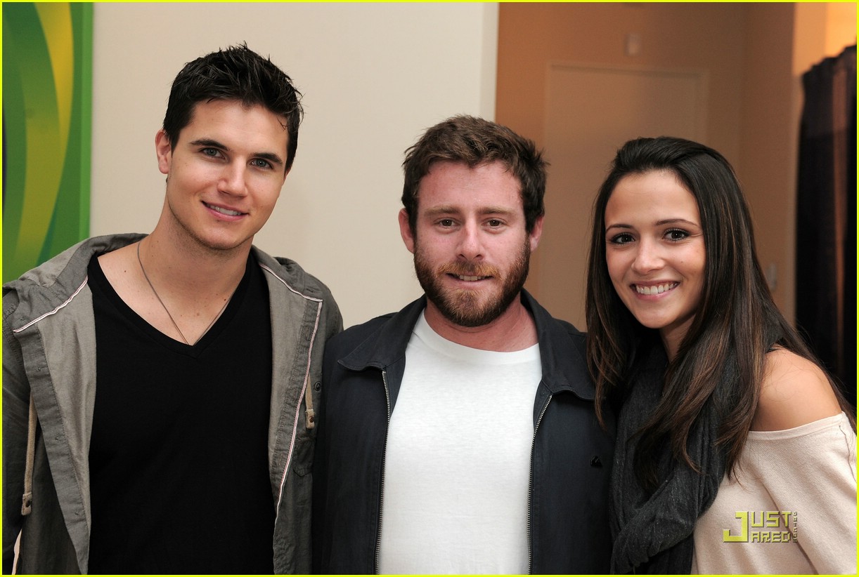 Robbie Amell & Italia Ricci: Kinect-ed Couple | Photo 391231 - Photo ...
