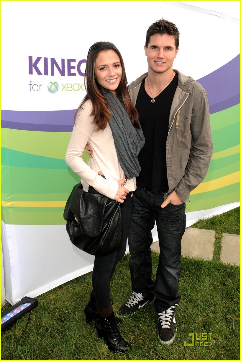 Robbie Amell & Italia Ricci: Kinect-ed Couple | Photo 391237 - Photo ...