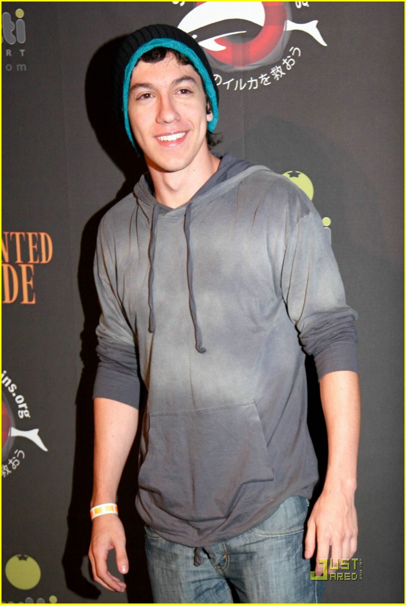 Taylor Spreitler: Haunted Hayride Hold on Jared Kusnitz | Photo 389783 ...