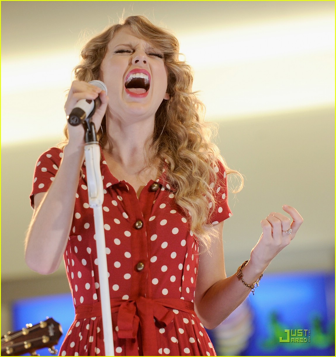 Taylor Swift Sings For JetBlue, Sees Double | Photo 391870 - Photo ...