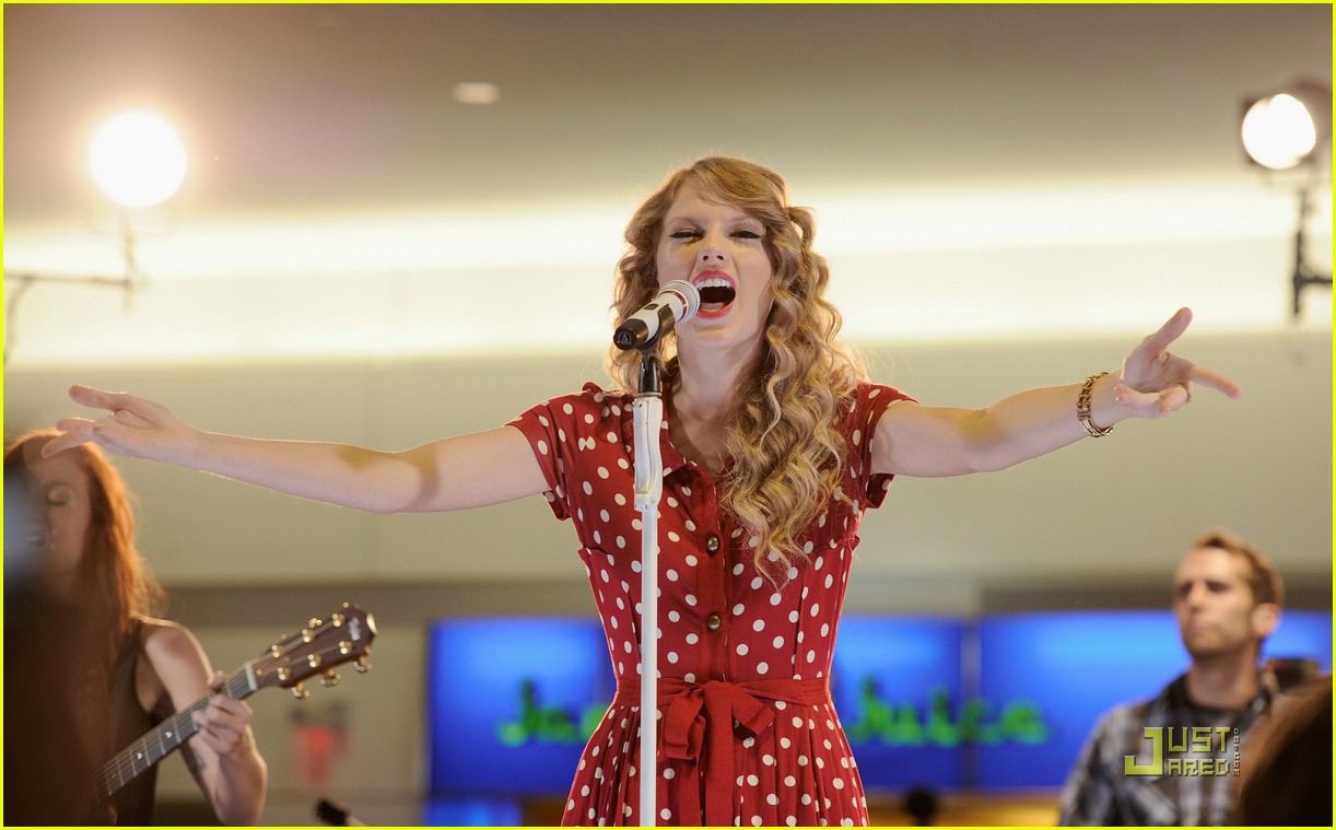 Taylor Swift Sings For JetBlue, Sees Double | Photo 391874 - Photo ...