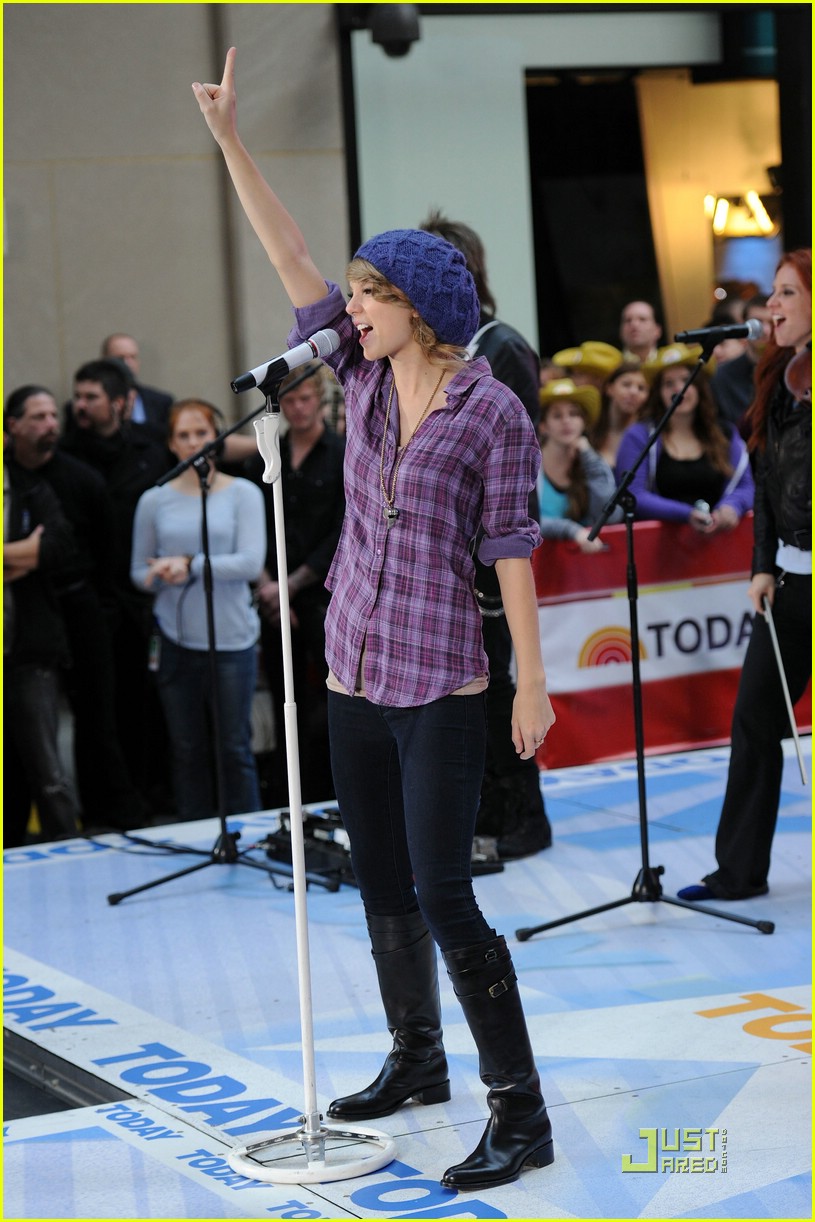 Taylor Swift Rocks Out Rockefeller Center | Photo 391615 - Photo ...