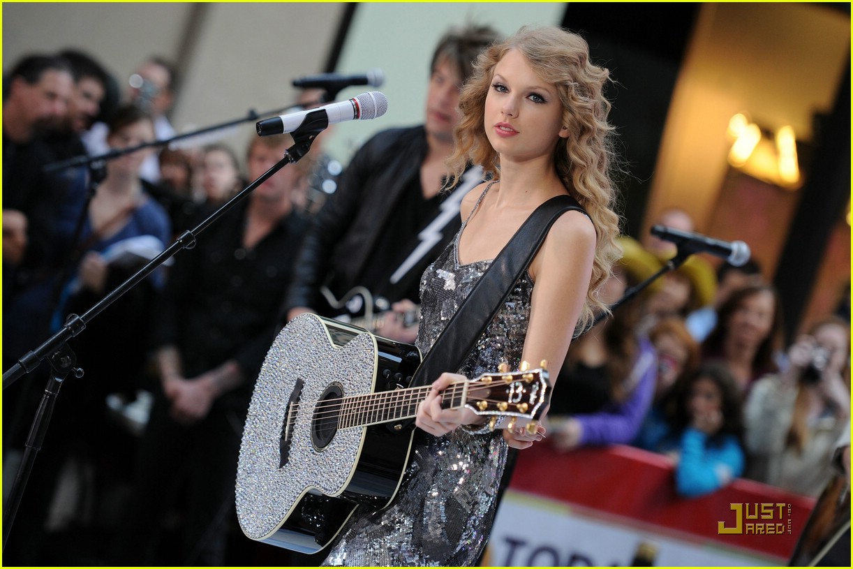 Taylor Swift Rocks Out Rockefeller Center | Photo 391640 - Photo ...