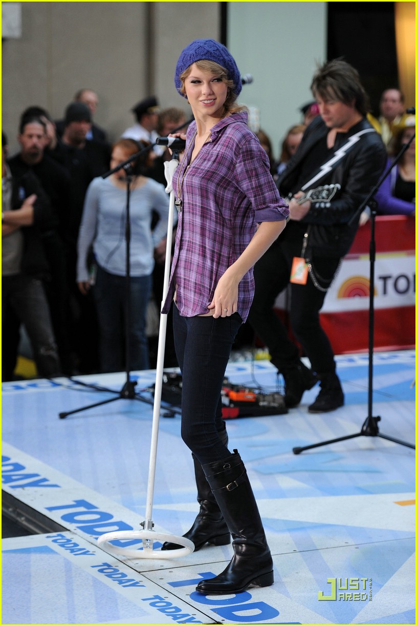Taylor Swift Rocks Out Rockefeller Center | Photo 391643 - Photo ...