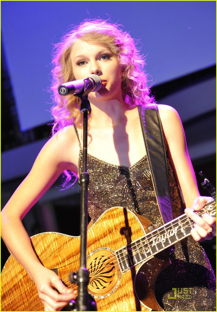 Taylor Swift Performs in Paris | Photo 390697 - Photo Gallery | Just ...