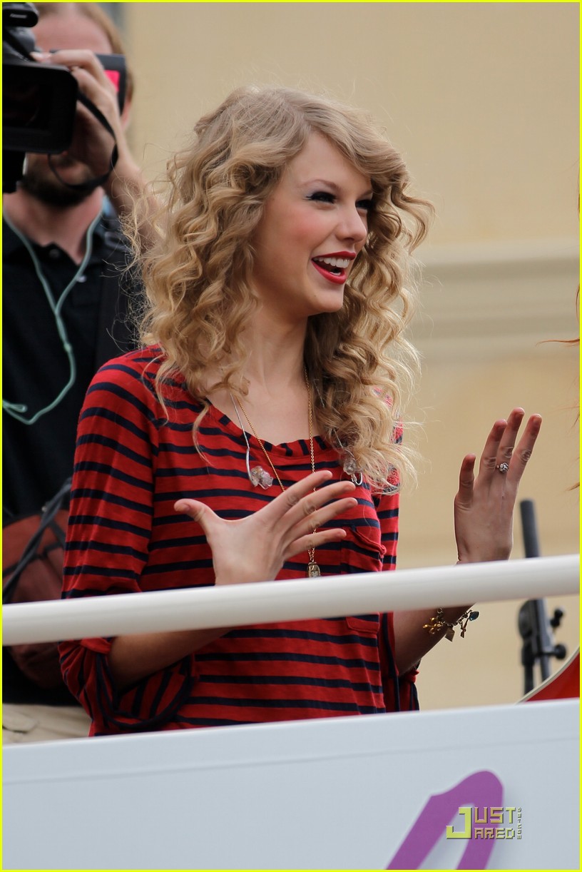 Taylor Swift: Double-Decker Bus Performance! | Photo 392251 - Photo ...