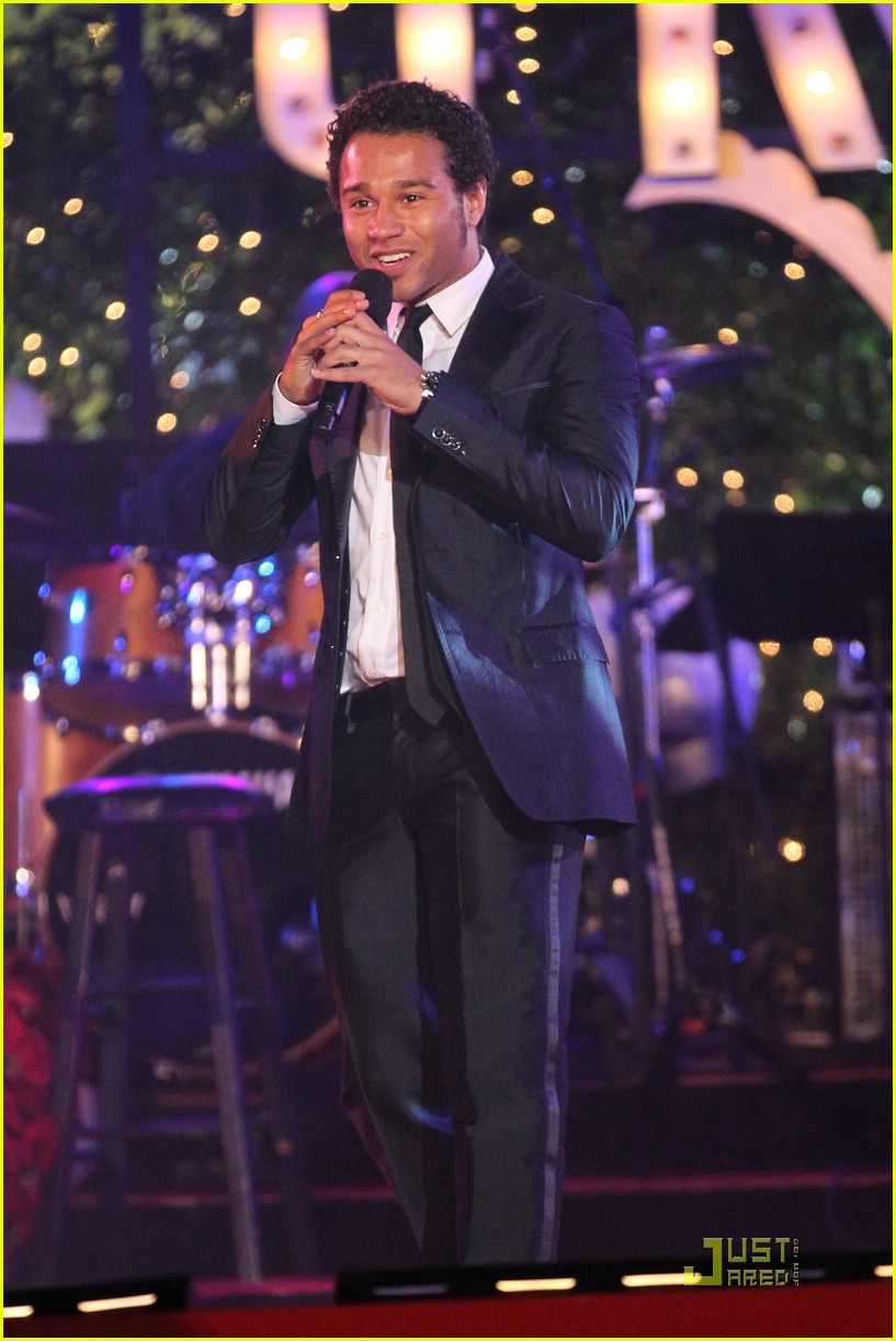 David Archuleta & Jesse McCartney Light Up The Grove | Photo 394936 ...